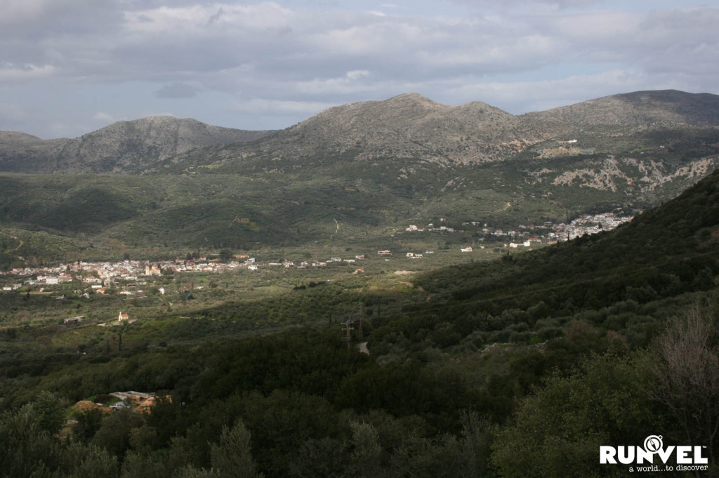 ΣΤΟ ΧΩΡΙΟ ΚΡΑΣΙ ΜΕ ΤΟ ΓΗΡΑΙΟΤΕΡΟ ΠΛΑΤΑΝΟ ΤΩΝ ΒΑΛΚΑΝΙΩΝ - Runvel